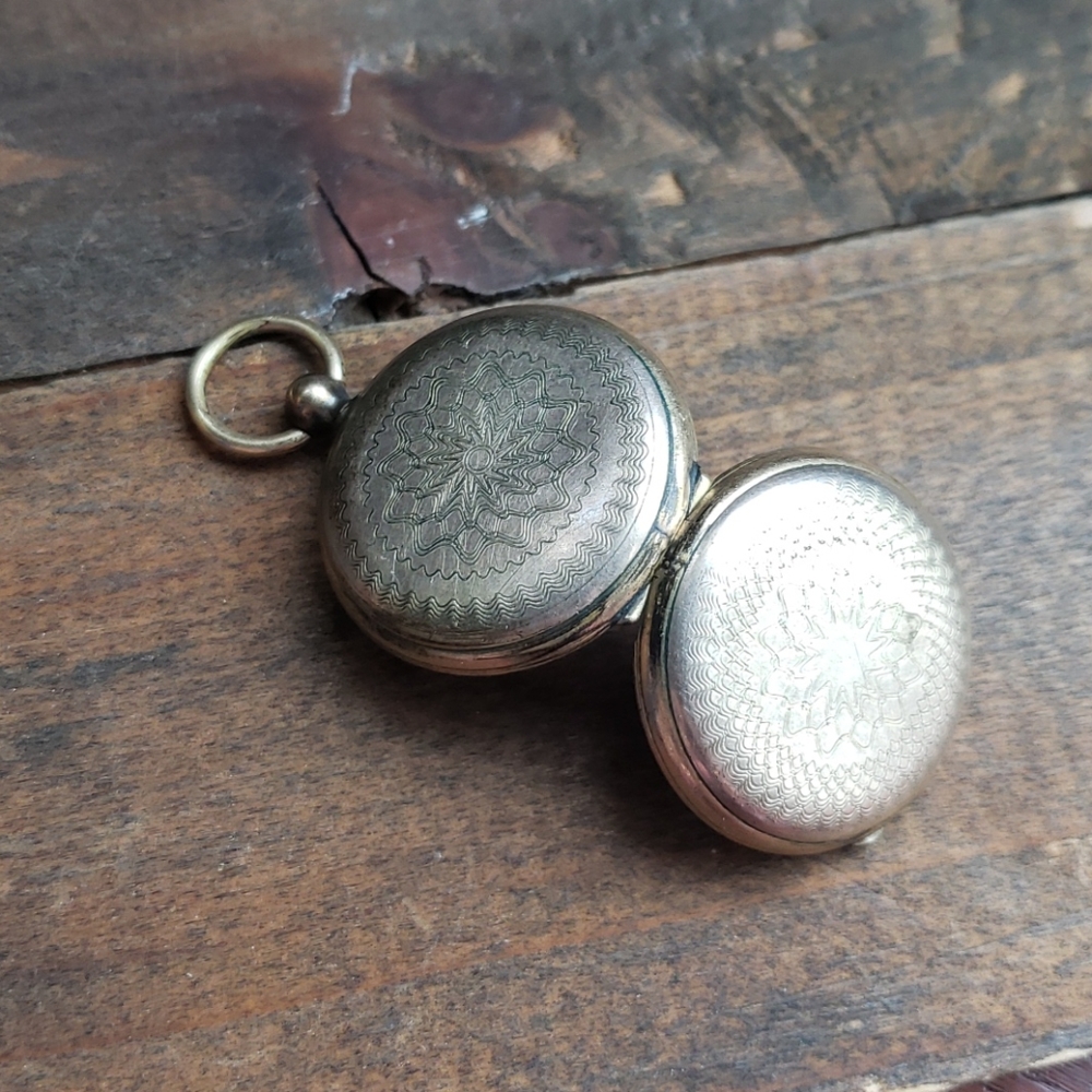 Antique Civil War Era Locket With Tin Types - Gem
